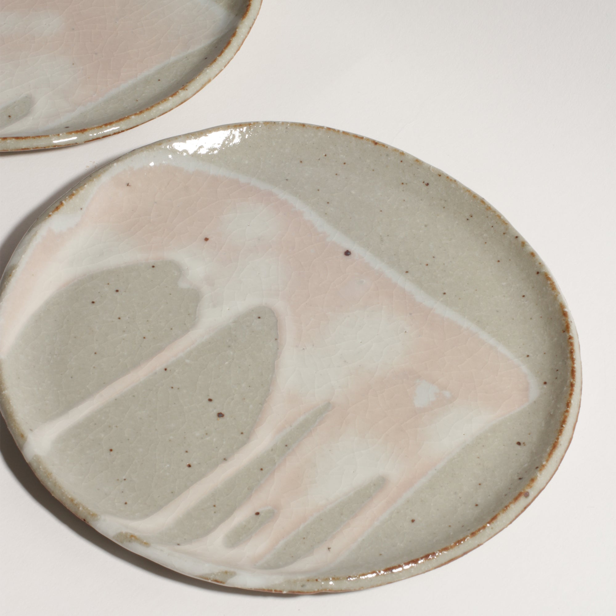 粉引 浅皿-青山鉄郎 – 在花 - ARUHANA